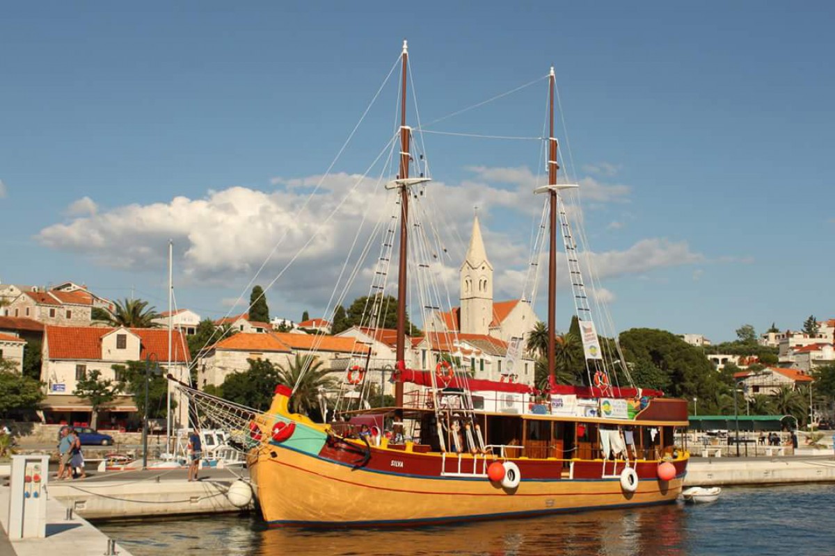 Turistički jedrenjak