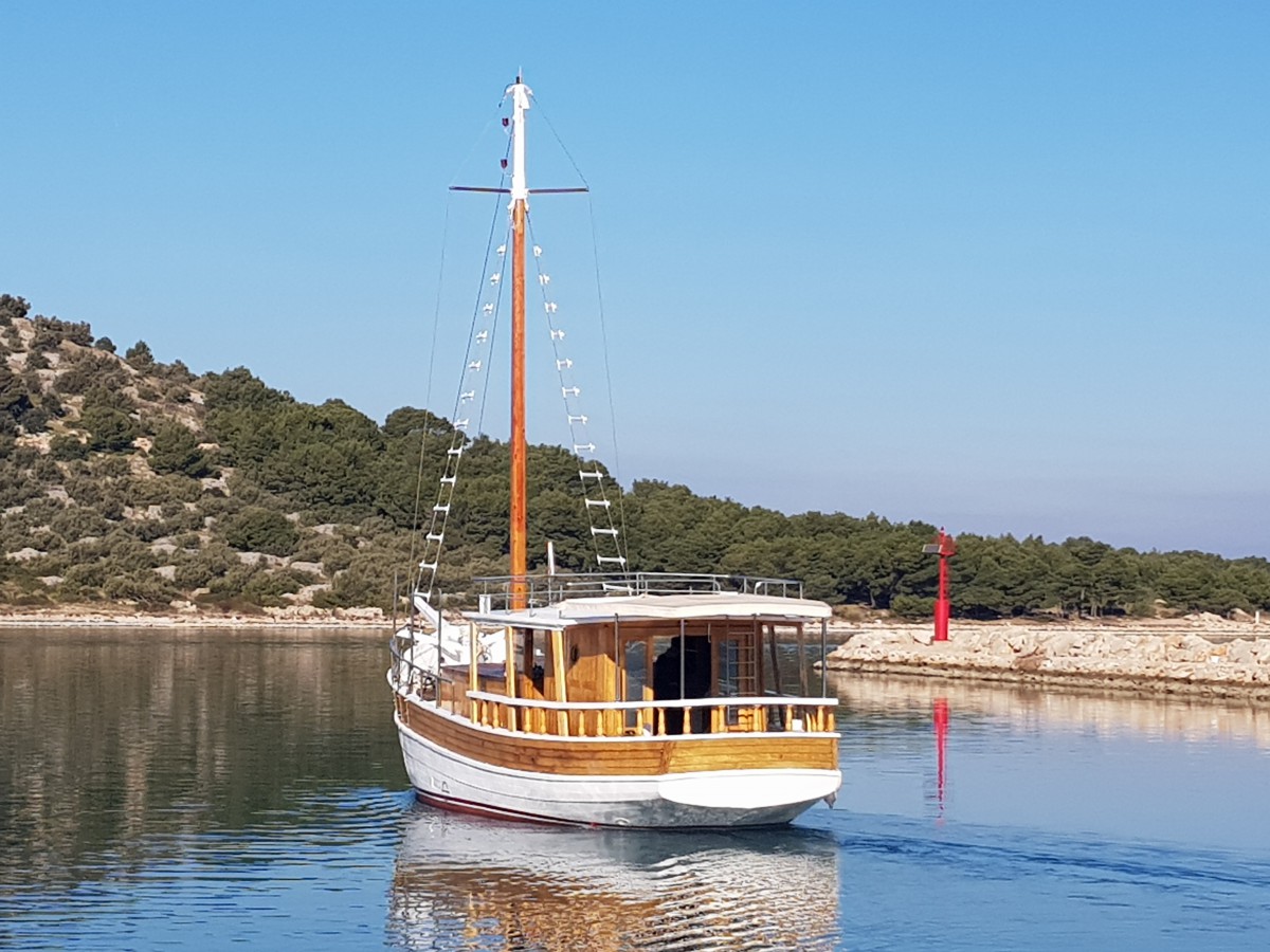 Turistički motorni jedrenjak