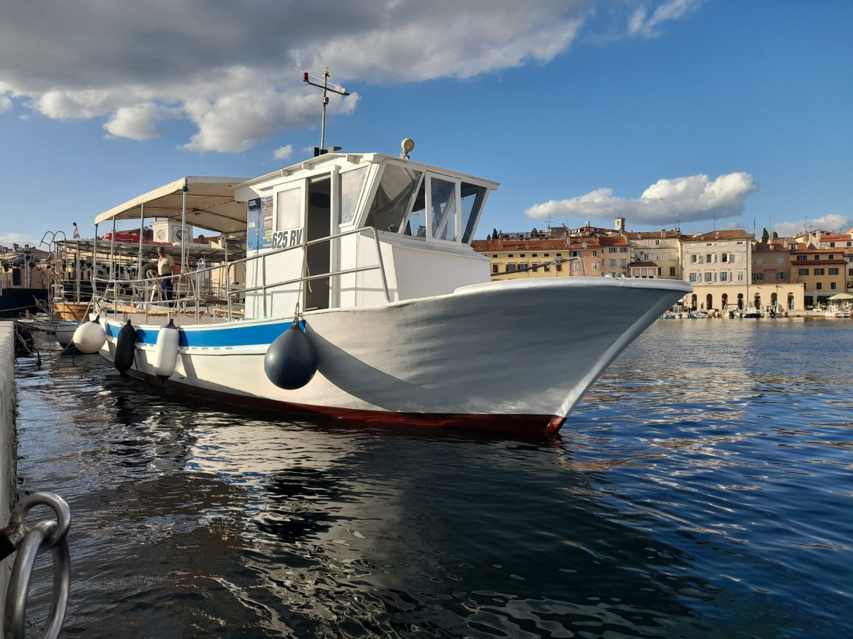 Drvena brodica za prijevoz putnika