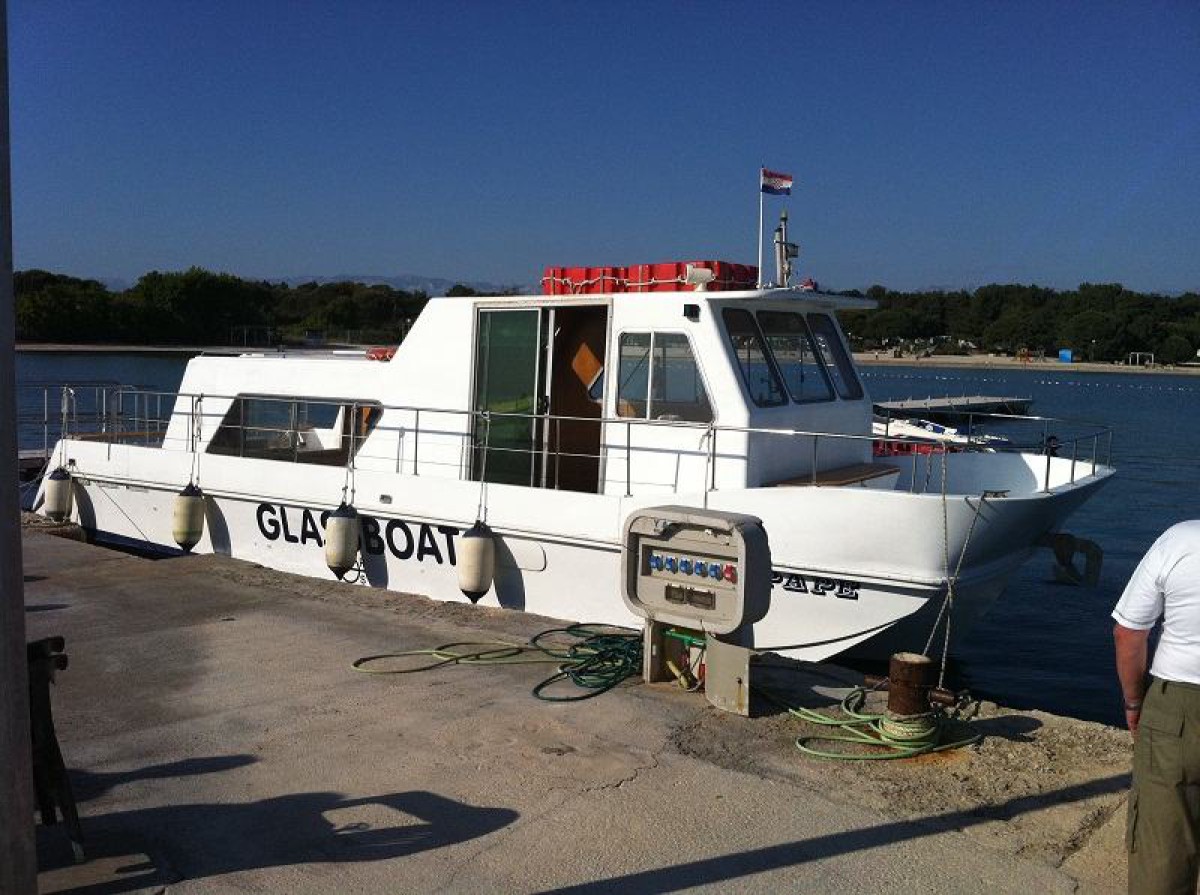 Prodajem glassboat