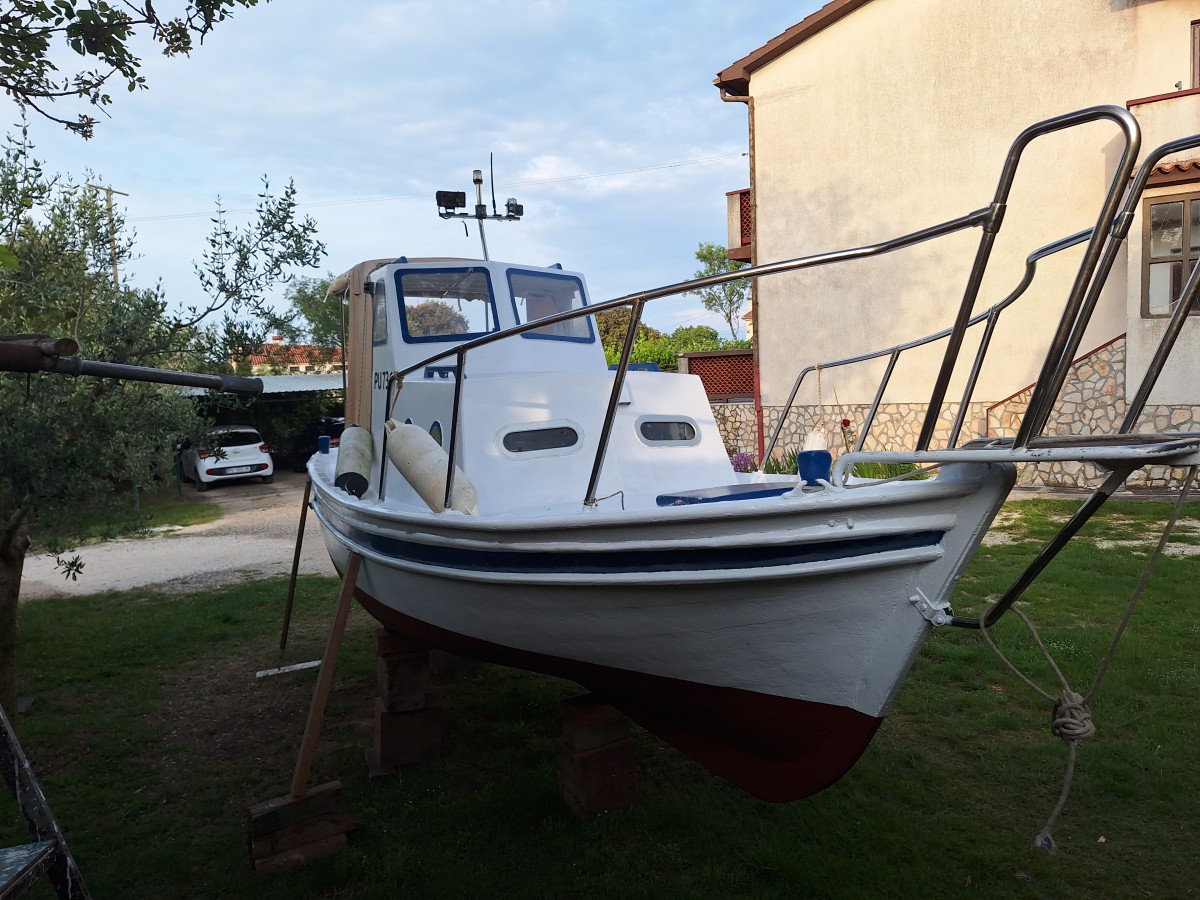 Prodajem drveni brod