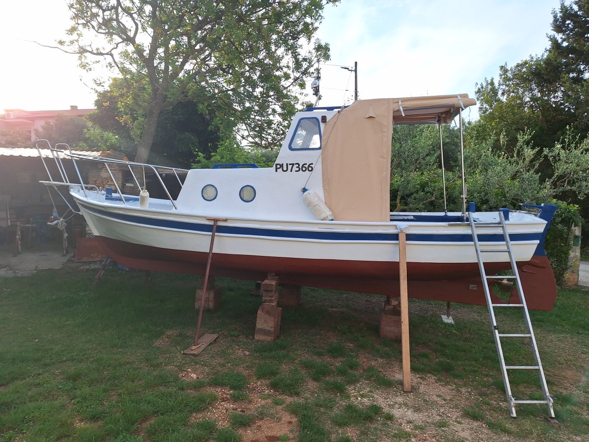 Prodajem drveni brod