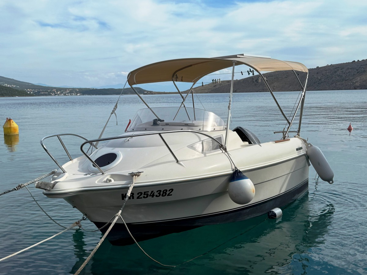Quicksilver 470 Cabin Activ, 2011. Godište –puna oprema