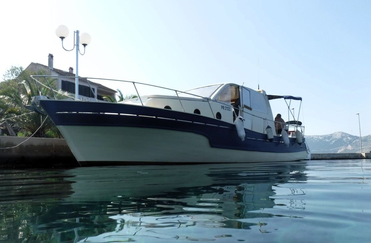 Prodajem drveni brod